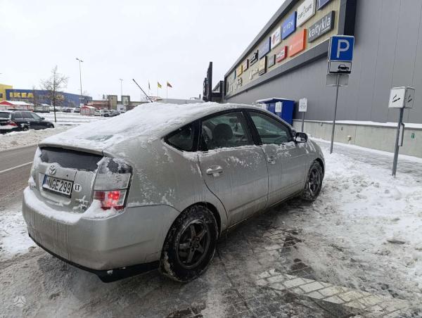 Grey Toyota Prius 2005 in Vilnius, with an engine capacity of 1.50 L and mileage of 300 thousand km for 3600 €, photo 5 on AUTOMOTO.COM.LV