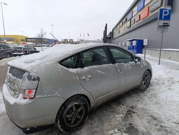 Grey Toyota Prius 2005 in Vilnius, with an engine capacity of 1.50 L and mileage of 300 thousand km for 3600 €, photo 6 on AUTOMOTO.COM.LV