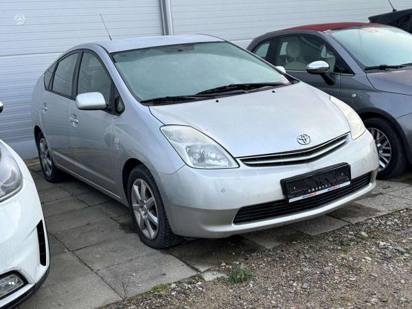 Pelēks Toyota Prius 2005 Viļņa, ar dzinēja tilpumu 1.50 L un nobraukumu 300 tūkst. km par 2650 €, foto 3 vietnē AUTOMOTO.COM.LV