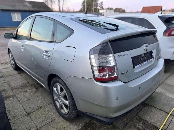 Pelēks Toyota Prius 2005 Viļņa, ar dzinēja tilpumu 1.50 L un nobraukumu 300 tūkst. km par 2650 €, foto 5 vietnē AUTOMOTO.COM.LV