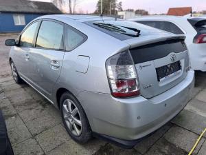 Pelēks Toyota Prius 2005 Viļņa, ar dzinēja tilpumu 1.50 L un nobraukumu 300 tūkst. km par 2650 €, foto 5 vietnē AUTOMOTO.COM.LV