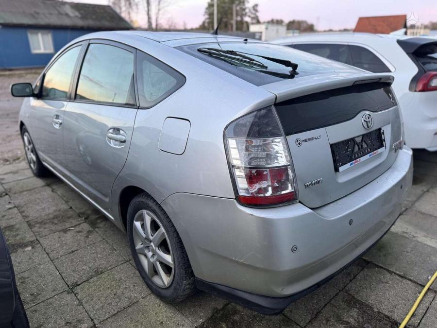 Pelēks Toyota Prius 2005 Viļņa, ar dzinēja tilpumu 1.50 L un nobraukumu 300 tūkst. km par 2650 €, foto 5 vietnē AUTOMOTO.COM.LV