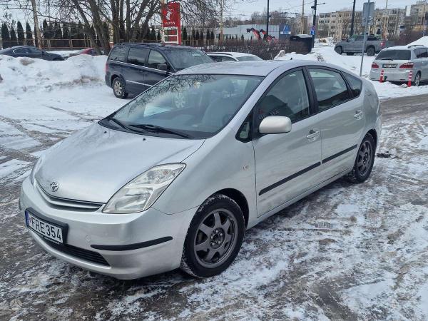 Pelēks Toyota Prius 2005 Viļņa, ar dzinēja tilpumu 1.50 L un nobraukumu 187 tūkst. km par 3999 €, foto 2 vietnē AUTOMOTO.COM.LV