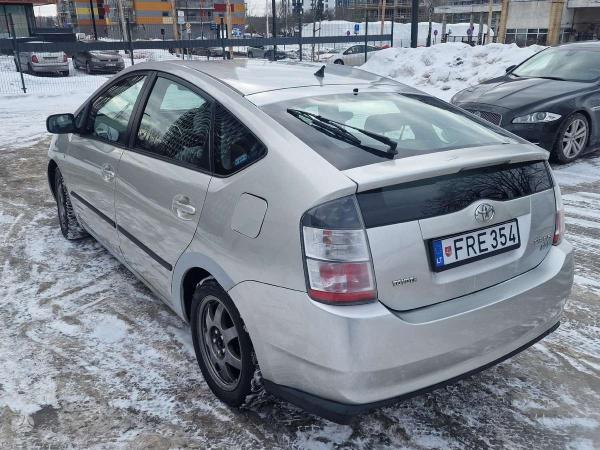 Pelēks Toyota Prius 2005 Viļņa, ar dzinēja tilpumu 1.50 L un nobraukumu 187 tūkst. km par 3999 €, foto 3 vietnē AUTOMOTO.COM.LV