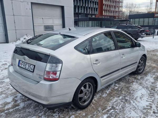 Pelēks Toyota Prius 2005 Viļņa, ar dzinēja tilpumu 1.50 L un nobraukumu 187 tūkst. km par 3999 €, foto 4 vietnē AUTOMOTO.COM.LV