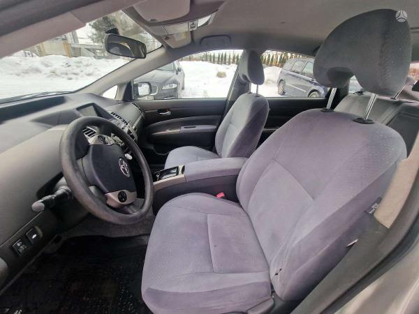 Pelēks Toyota Prius 2005 Viļņa, ar dzinēja tilpumu 1.50 L un nobraukumu 187 tūkst. km par 3999 €, foto 7 vietnē AUTOMOTO.COM.LV