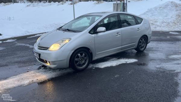 Pelēks Toyota Prius 2005 Viļņa, ar dzinēja tilpumu 1.50 L un nobraukumu 292 tūkst. km par 2850 €, foto 1 vietnē AUTOMOTO.COM.LV