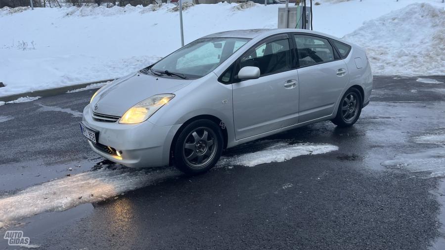 Pelēks Toyota Prius 2005 Viļņa, ar dzinēja tilpumu 1.50 L un nobraukumu 292 tūkst. km par 2850 €, foto 1 vietnē AUTOMOTO.COM.LV