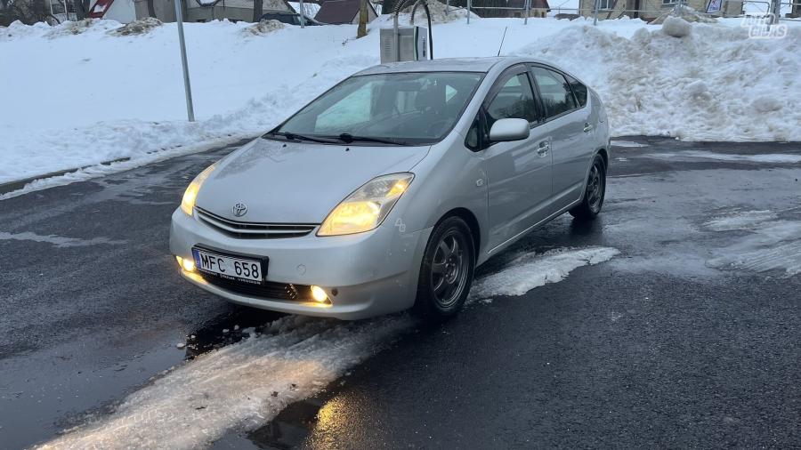 Pelēks Toyota Prius 2005 Viļņa, ar dzinēja tilpumu 1.50 L un nobraukumu 292 tūkst. km par 2850 €, foto 2 vietnē AUTOMOTO.COM.LV