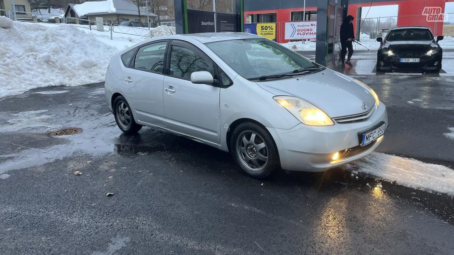 Pelēks Toyota Prius 2005 Viļņa, ar dzinēja tilpumu 1.50 L un nobraukumu 292 tūkst. km par 2850 €, foto 3 vietnē AUTOMOTO.COM.LV