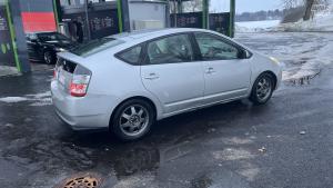 Pelēks Toyota Prius 2005 Viļņa, ar dzinēja tilpumu 1.50 L un nobraukumu 292 tūkst. km par 2850 €, foto 4 vietnē AUTOMOTO.COM.LV