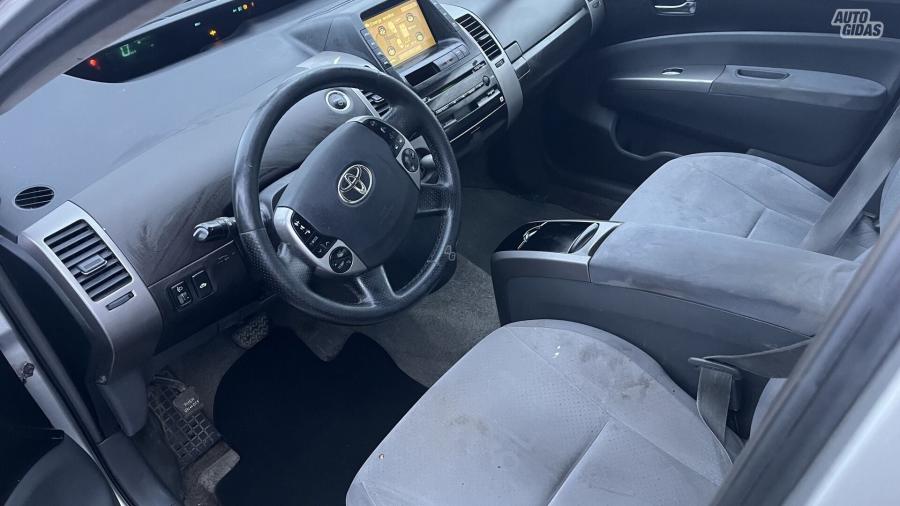 Pelēks Toyota Prius 2005 Viļņa, ar dzinēja tilpumu 1.50 L un nobraukumu 292 tūkst. km par 2850 €, foto 7 vietnē AUTOMOTO.COM.LV