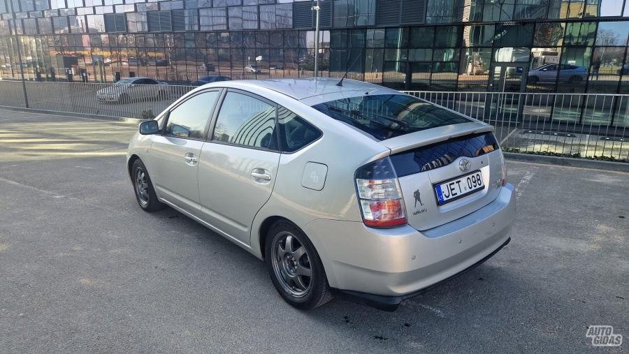 Grey Toyota Prius 2005 in Vilnius, with an engine capacity of 1.50 L and mileage of 300 thousand km for 4500 €, photo 1 on AUTOMOTO.COM.LV