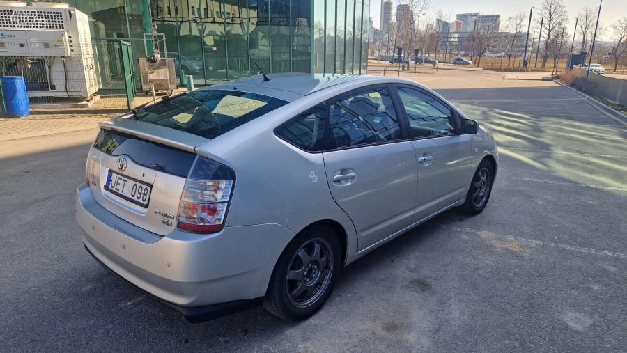 Grey Toyota Prius 2005 in Vilnius, with an engine capacity of 1.50 L and mileage of 300 thousand km for 4500 €, photo 3 on AUTOMOTO.COM.LV