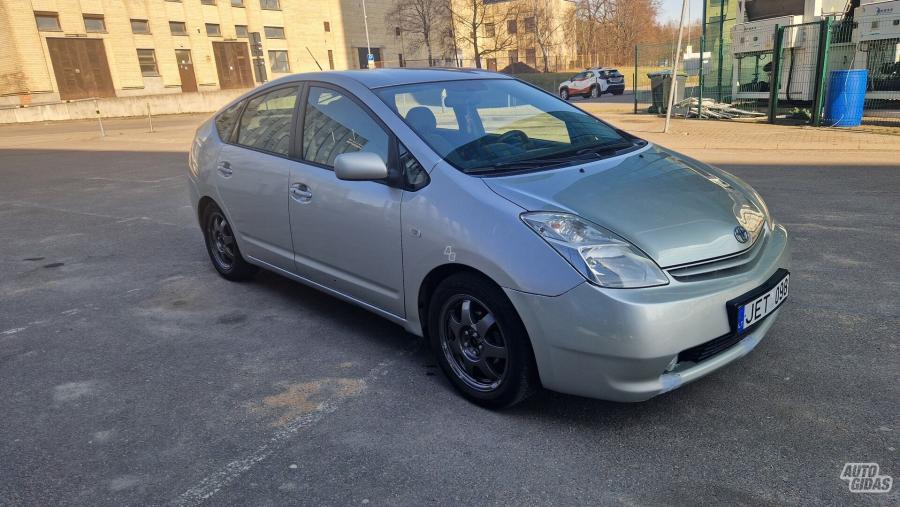 Grey Toyota Prius 2005 in Vilnius, with an engine capacity of 1.50 L and mileage of 300 thousand km for 4500 €, photo 4 on AUTOMOTO.COM.LV