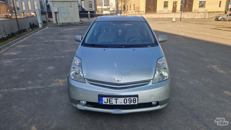 Grey Toyota Prius 2005 in Vilnius, with an engine capacity of 1.50 L and mileage of 300 thousand km for 4500 €, photo 5 on AUTOMOTO.COM.LV