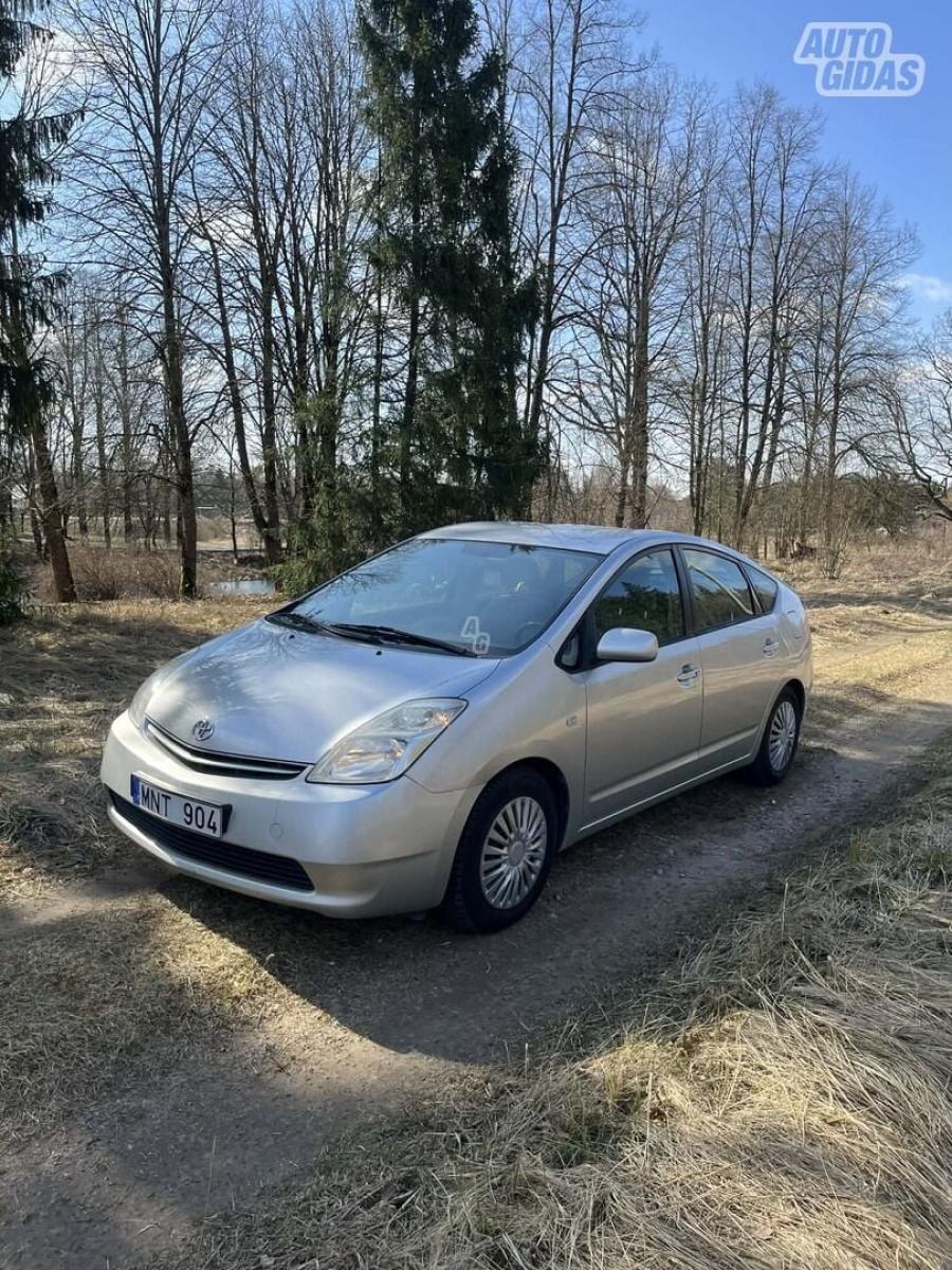Grey Toyota Prius 2005 in Kaunas, with an engine capacity of 1.50 L and mileage of 300 thousand km for 3950 €, photo 1 on AUTOMOTO.COM.LV
