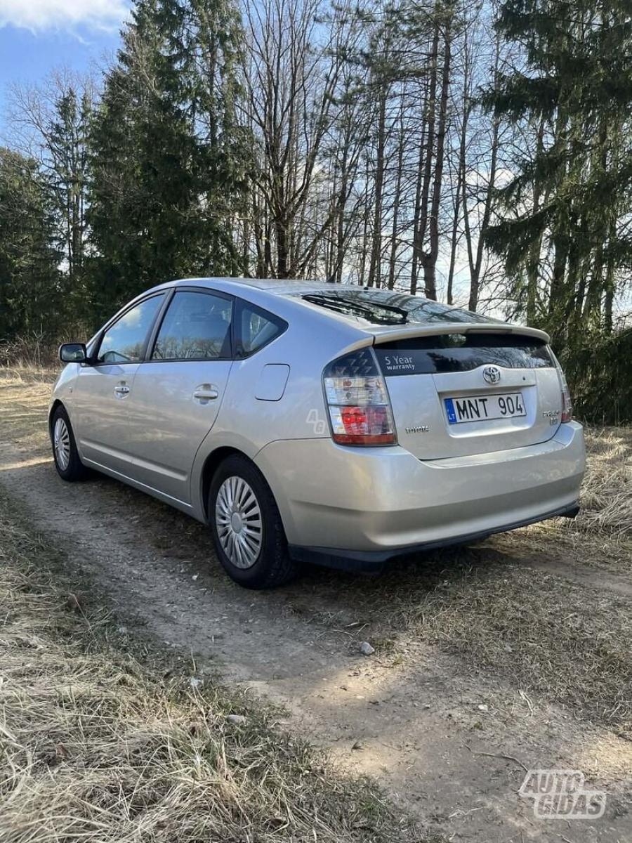 Grey Toyota Prius 2005 in Kaunas, with an engine capacity of 1.50 L and mileage of 300 thousand km for 3950 €, photo 4 on AUTOMOTO.COM.LV