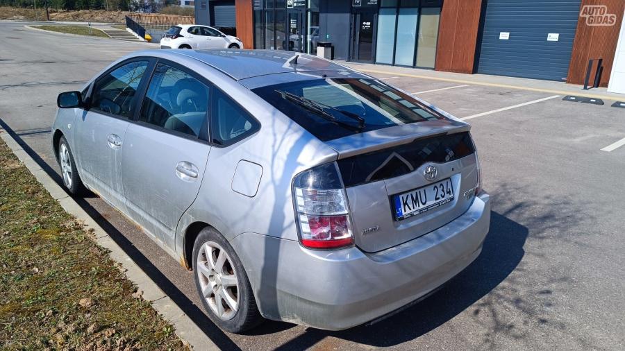 Pelēks Toyota Prius 2005 Viļņa, ar dzinēja tilpumu 1.50 L un nobraukumu 246 tūkst. km par 1900 €, foto 4 vietnē AUTOMOTO.COM.LV