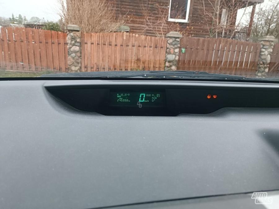 Pelēks Toyota Prius 2005 Viļņa, ar dzinēja tilpumu 1.50 L un nobraukumu 246 tūkst. km par 1900 €, foto 7 vietnē AUTOMOTO.COM.LV