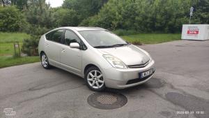 Grey Toyota Prius 2005 in Vilnius, with an engine capacity of 1.50 L and mileage of 395 thousand km for 1950 €, photo  on AUTOMOTO.COM.LV