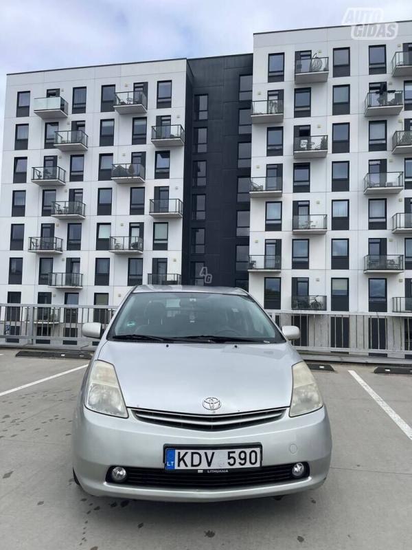 Pelēks Toyota Prius 2005 Viļņa, ar dzinēja tilpumu 1.50 L un nobraukumu 193 tūkst. km par 2999 €, foto 1 vietnē AUTOMOTO.COM.LV