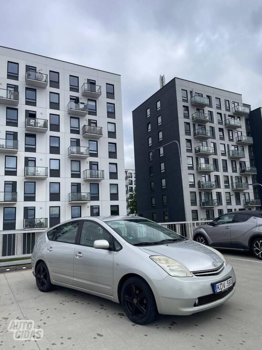 Grey Toyota Prius 2005 in Vilnius, with an engine capacity of 1.50 L and mileage of 193 thousand km for 2999 €, photo 3 on AUTOMOTO.COM.LV