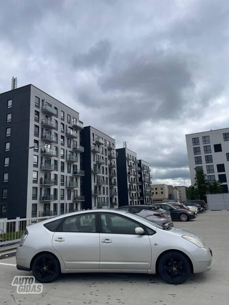 Grey Toyota Prius 2005 in Vilnius, with an engine capacity of 1.50 L and mileage of 193 thousand km for 2999 €, photo 4 on AUTOMOTO.COM.LV