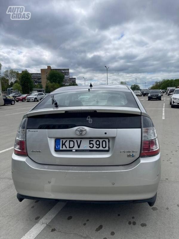 Pelēks Toyota Prius 2005 Viļņa, ar dzinēja tilpumu 1.50 L un nobraukumu 193 tūkst. km par 2999 €, foto 4 vietnē AUTOMOTO.COM.LV