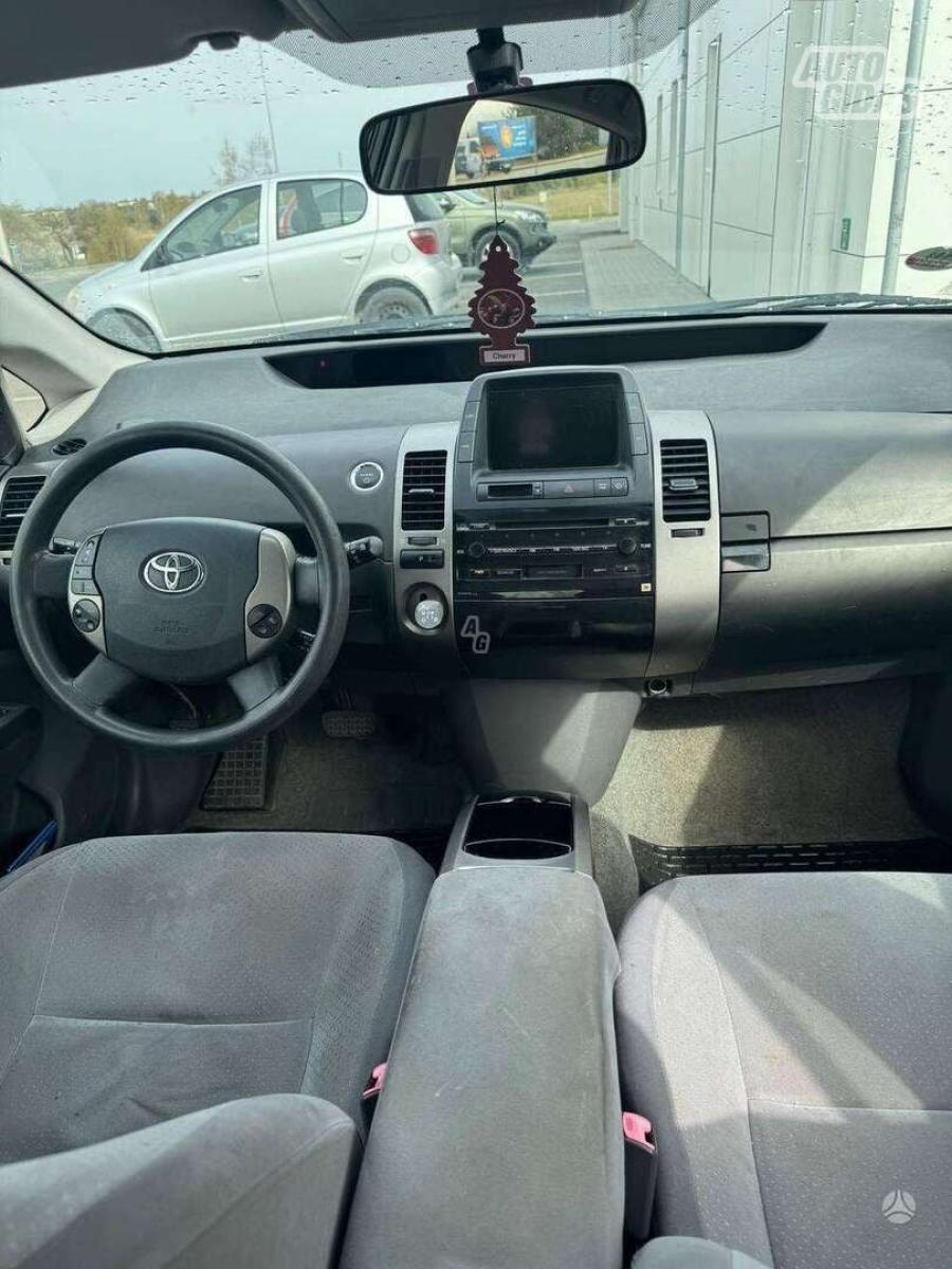 Grey Toyota Prius 2005 in Vilnius, with an engine capacity of 1.50 L and mileage of 193 thousand km for 2999 €, photo 17 on AUTOMOTO.COM.LV