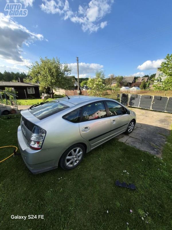 Pelēks Toyota Prius 2005 Viļņa, ar dzinēja tilpumu 1.50 L un nobraukumu 129 tūkst. km par 2800 €, foto 1 vietnē AUTOMOTO.COM.LV