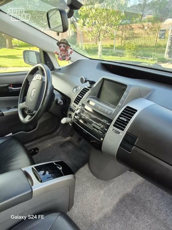 Pelēks Toyota Prius 2005 Viļņa, ar dzinēja tilpumu 1.50 L un nobraukumu 129 tūkst. km par 2800 €, foto 2 vietnē AUTOMOTO.COM.LV