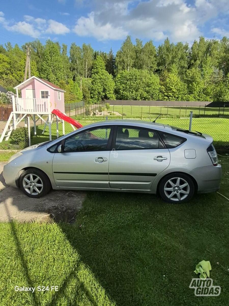Pelēks Toyota Prius 2005 Viļņa, ar dzinēja tilpumu 1.50 L un nobraukumu 129 tūkst. km par 2800 €, foto 4 vietnē AUTOMOTO.COM.LV