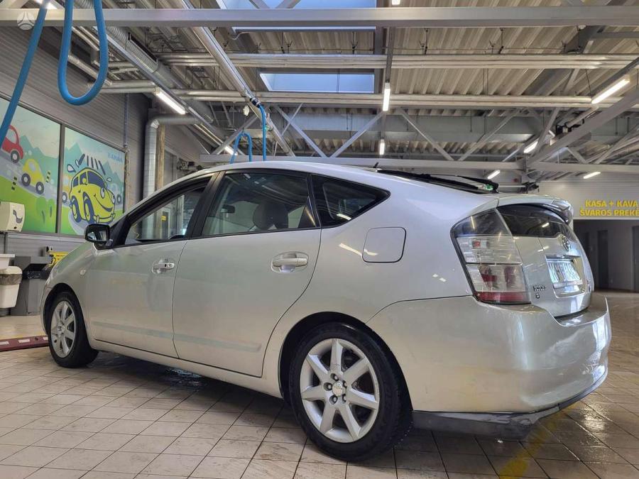 Pelēks Toyota Prius 2005 Viļņa, ar dzinēja tilpumu 1.50 L un nobraukumu 330 tūkst. km par 2650 €, foto 5 vietnē AUTOMOTO.COM.LV