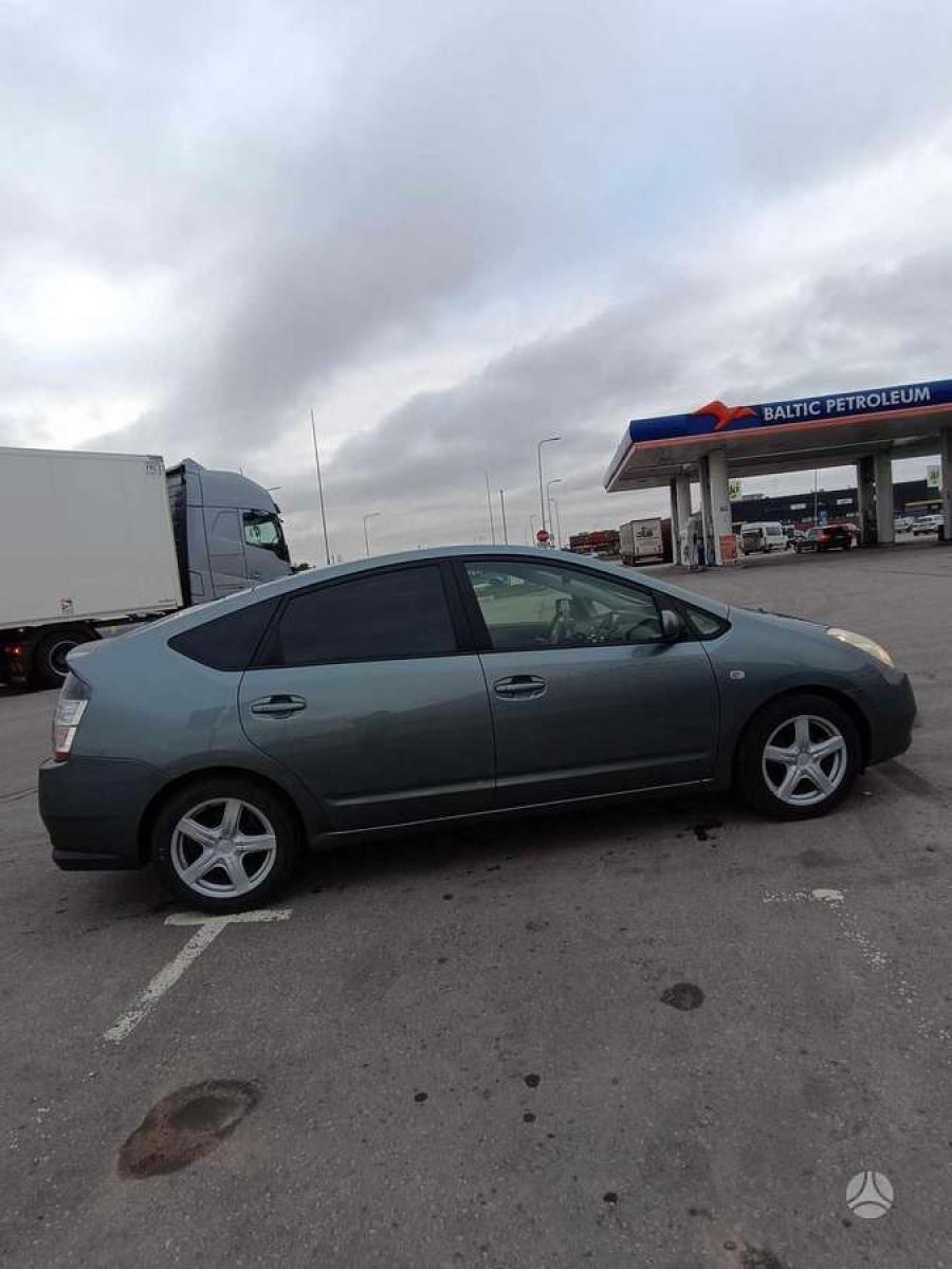 Grey Toyota Prius 2005 in Vilnius, with an engine capacity of 1.50 L and mileage of 380 thousand km for 2500 €, photo 1 on AUTOMOTO.COM.LV