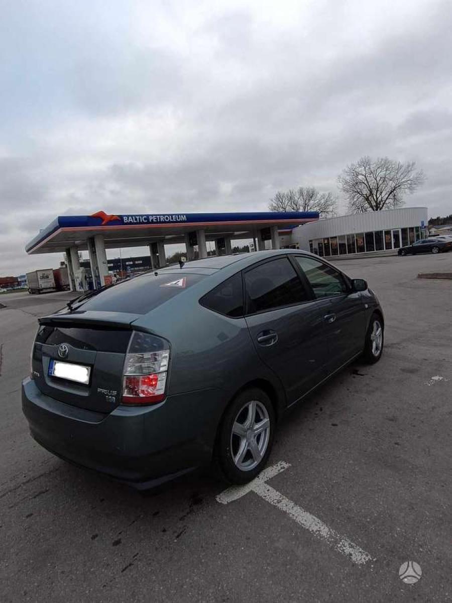 Grey Toyota Prius 2005 in Vilnius, with an engine capacity of 1.50 L and mileage of 380 thousand km for 2500 €, photo 3 on AUTOMOTO.COM.LV