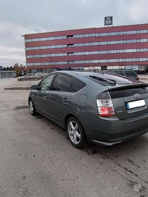 Grey Toyota Prius 2005 in Vilnius, with an engine capacity of 1.50 L and mileage of 380 thousand km for 2500 €, photo 5 on AUTOMOTO.COM.LV