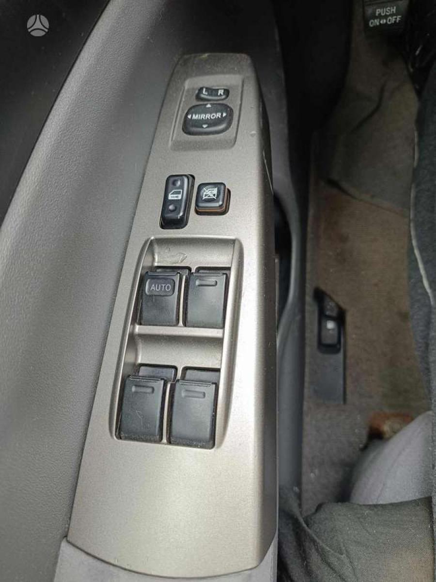 Grey Toyota Prius 2005 in Vilnius, with an engine capacity of 1.50 L and mileage of 380 thousand km for 2500 €, photo 13 on AUTOMOTO.COM.LV
