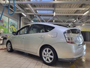 Pelēks Toyota Prius 2005 Viļņa, ar dzinēja tilpumu 1.50 L un nobraukumu 330 tūkst. km par 2650 €, foto 5 vietnē AUTOMOTO.COM.LV