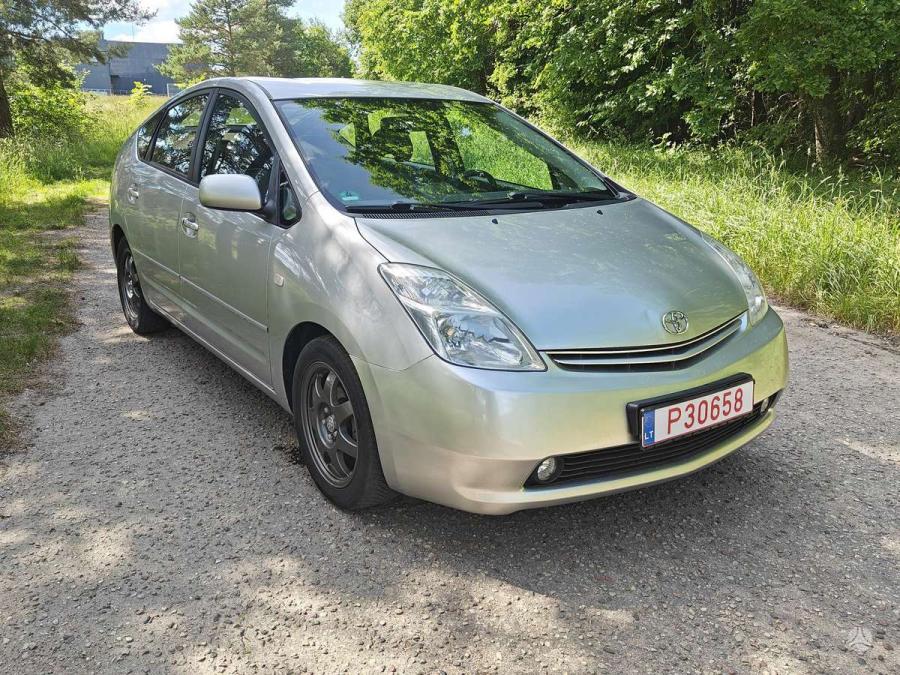 Grey Toyota Prius 2005 in Vilnius, with an engine capacity of 1.50 L and mileage of 255 thousand km for 2750 €, photo 1 on AUTOMOTO.COM.LV