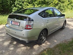Grey Toyota Prius 2005 in Vilnius, with an engine capacity of 1.50 L and mileage of 255 thousand km for 2750 €, photo 3 on AUTOMOTO.COM.LV