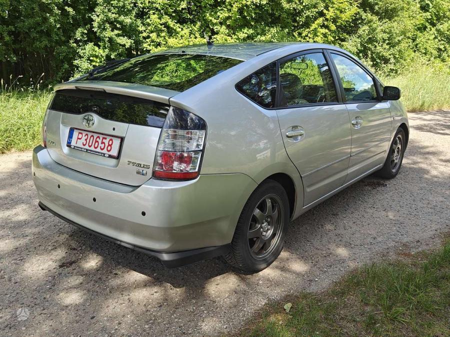 Grey Toyota Prius 2005 in Vilnius, with an engine capacity of 1.50 L and mileage of 255 thousand km for 2750 €, photo 3 on AUTOMOTO.COM.LV