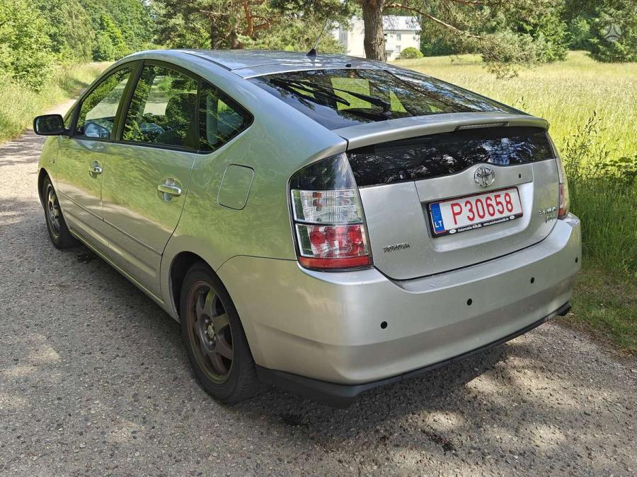 Grey Toyota Prius 2005 in Vilnius, with an engine capacity of 1.50 L and mileage of 255 thousand km for 2750 €, photo 4 on AUTOMOTO.COM.LV