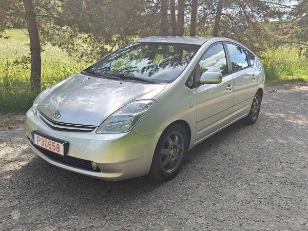 Grey Toyota Prius 2005 in Vilnius, with an engine capacity of 1.50 L and mileage of 255 thousand km for 2750 €, photo 4 on AUTOMOTO.COM.LV