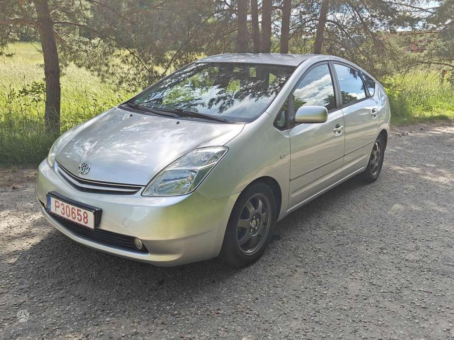 Grey Toyota Prius 2005 in Vilnius, with an engine capacity of 1.50 L and mileage of 255 thousand km for 2750 €, photo 5 on AUTOMOTO.COM.LV