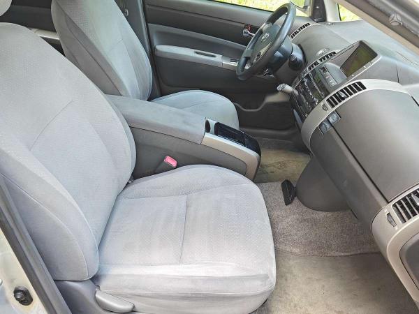 Grey Toyota Prius 2005 in Vilnius, with an engine capacity of 1.50 L and mileage of 255 thousand km for 2750 €, photo 6 on AUTOMOTO.COM.LV