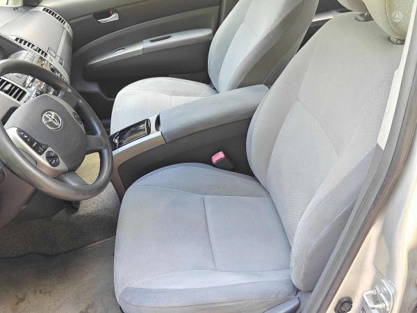 Grey Toyota Prius 2005 in Vilnius, with an engine capacity of 1.50 L and mileage of 255 thousand km for 2750 €, photo 7 on AUTOMOTO.COM.LV