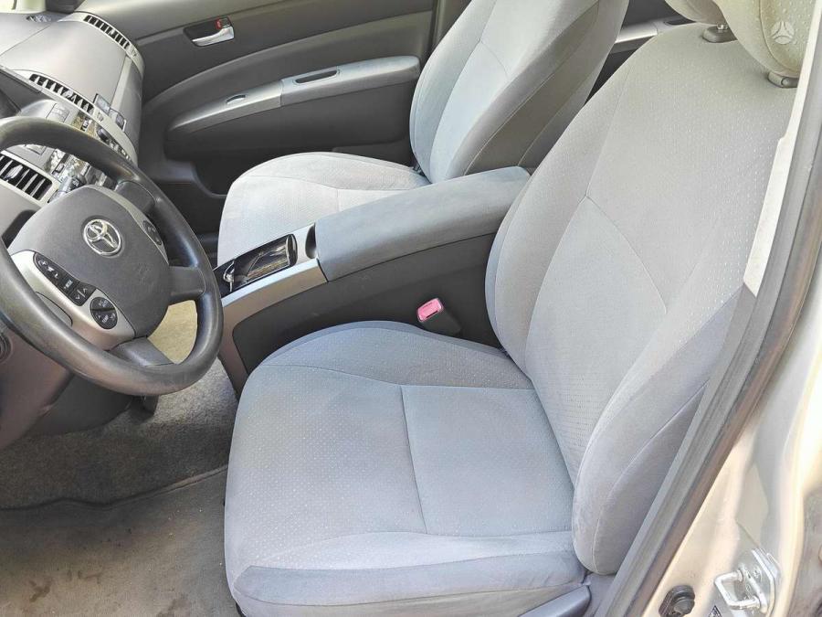 Grey Toyota Prius 2005 in Vilnius, with an engine capacity of 1.50 L and mileage of 255 thousand km for 2750 €, photo 8 on AUTOMOTO.COM.LV