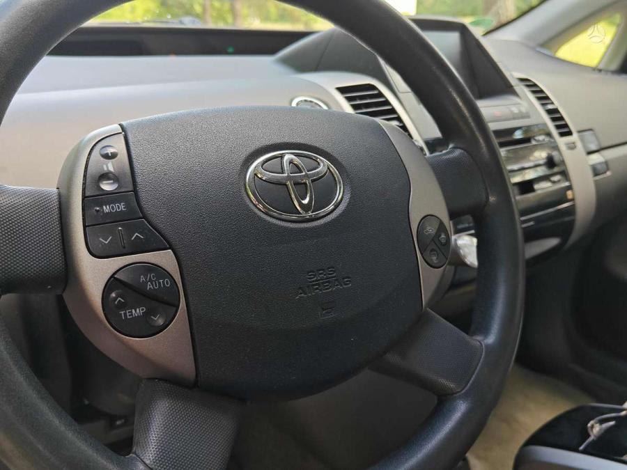Grey Toyota Prius 2005 in Vilnius, with an engine capacity of 1.50 L and mileage of 255 thousand km for 2750 €, photo 9 on AUTOMOTO.COM.LV