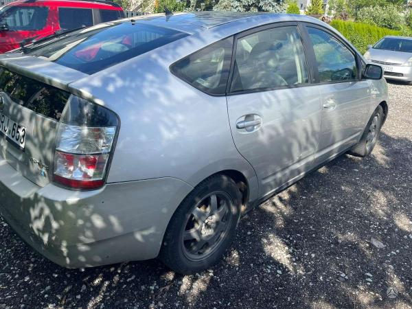 Pelēks Toyota Prius 2005 Viļņa, ar dzinēja tilpumu 1.50 L un nobraukumu 380 tūkst. km par 2200 €, foto 2 vietnē AUTOMOTO.COM.LV